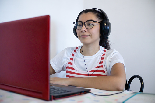Seorang Gadis Muda Termenen Di Depan Laptop Bosan Dengan Kelasnya Konsep Kelas Online Mengajar