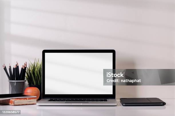 Mockup Layar Kosong Laptop Komputer Dan Persediaan Di Meja Putih Foto