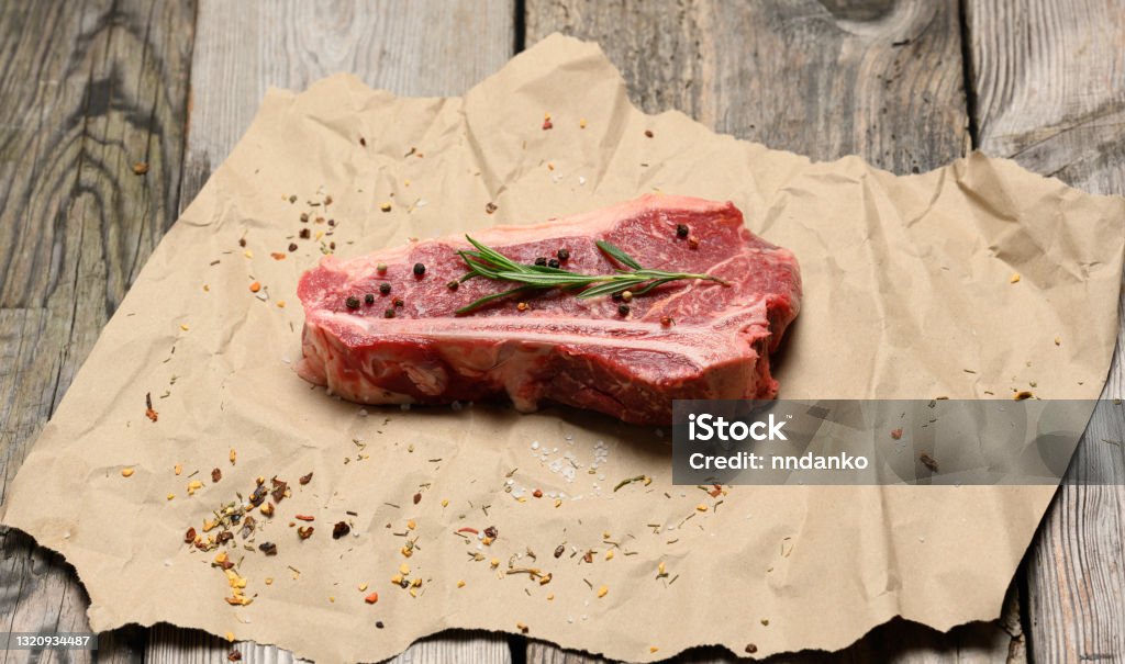 Potongan Daging Sapi Mentah Segar Steak Striploin Di Latar Belakang