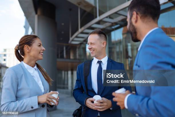 Tiga Rekan Bisnis Berdiskusi Sambil Berdiri Di Luar Ruangan Foto Stok ... Tiga Rekan Bisnis Berdiskusi Sambil Berdiri Di Luar Ruangan Foto Stok ...