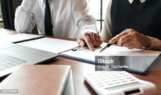 Pebisnis Menganalisis Grafik Investasi Dan Menekan Tombol Kalkulator