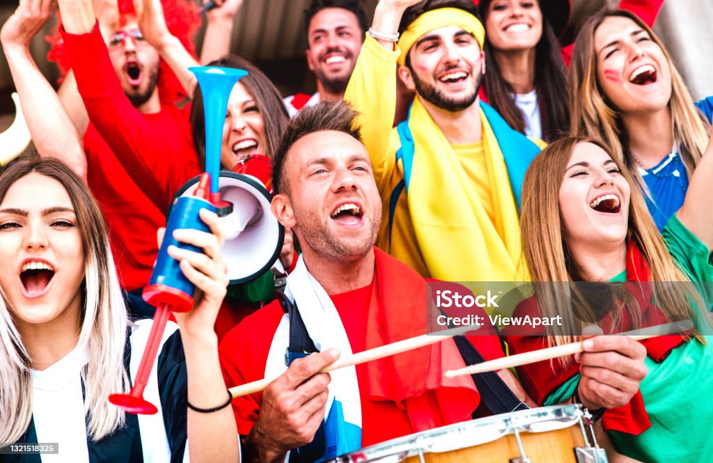 Penggemar Suporter Sepak Bola Bersorak Dengan Drum Menonton ... Penggemar Suporter Sepak Bola Bersorak Dengan Drum Menonton ...