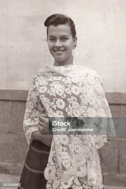 Gambar Vintage Dari 50an Gadis Remaja Tersenyum Berpose Melihat Ke Arah