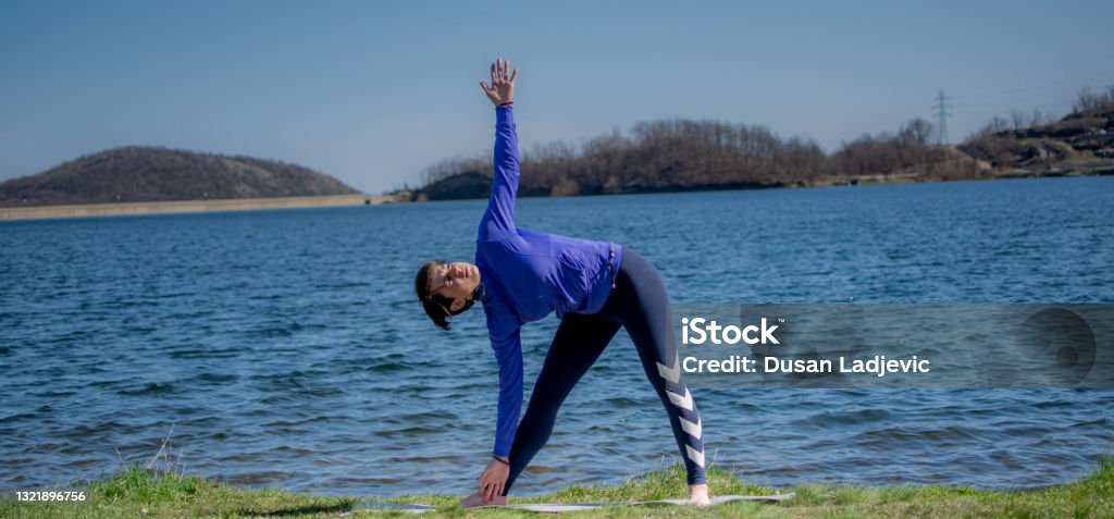 Yoga Yapan Kapalı Gözlü Güzel Mutlu Kız Gölün Yakınında Ve Evinin
