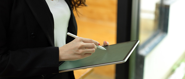 Memotong Bidikan Pengusaha Wanita Menggunakan Tablet Digital Sambil ... Memotong Bidikan Pengusaha Wanita Menggunakan Tablet Digital Sambil ...