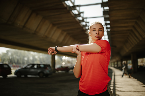 Potret Wanita Muda Yang Bugar Dan Sporty Melakukan Peregangan Di Bawah