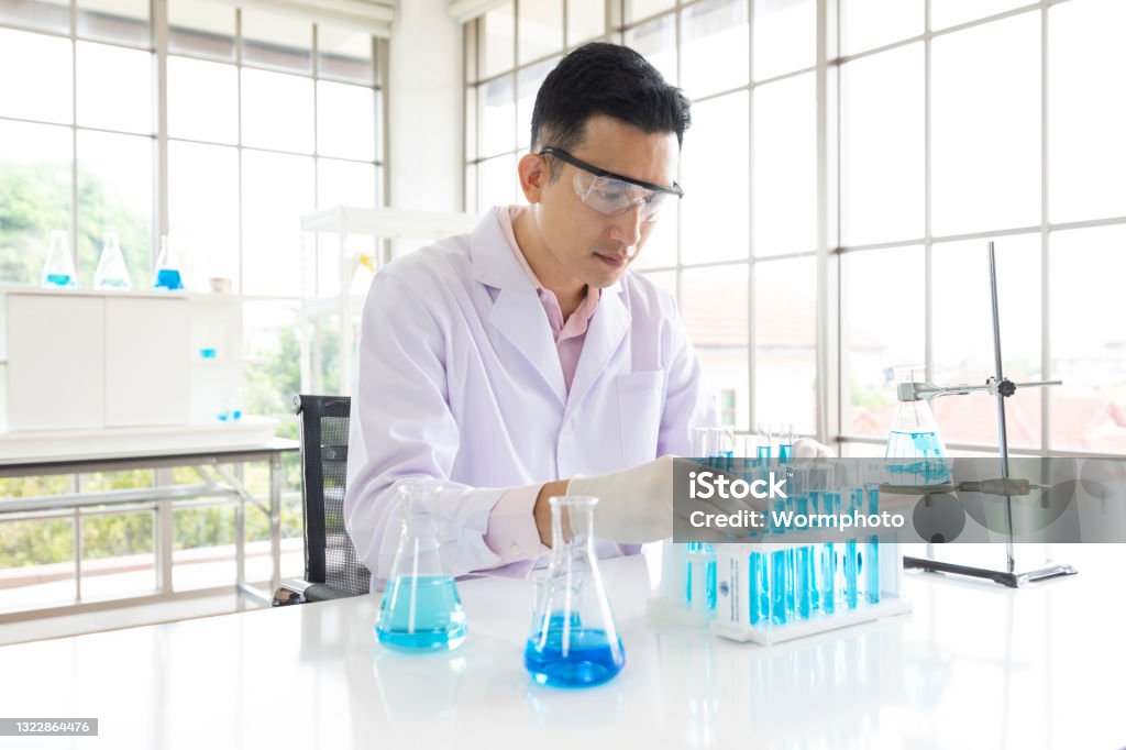 Ilmuwan Manusia Melakukan Atau Menguji Eksperimen Kimia Di Laboratorium ... Ilmuwan Manusia Melakukan Atau Menguji Eksperimen Kimia Di Laboratorium ...