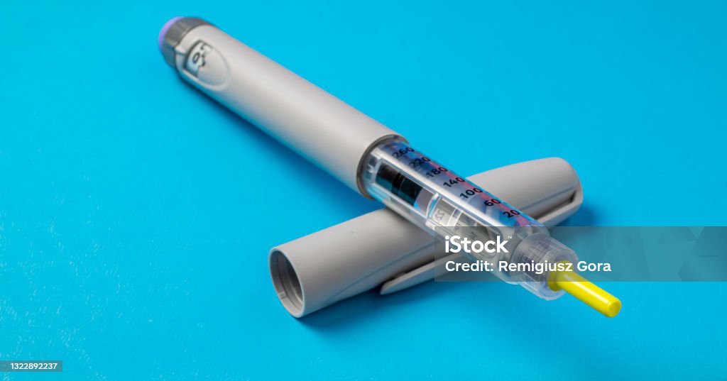 Foto De Caneta De Insulina Caneta De Insulina Cheia Com Agulha No Fundo Branco Dia Da Diabetes E