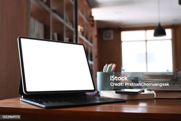 Tampilan Close Up Tablet Komputer Mock Up Dengan Layar Kosong Dan
