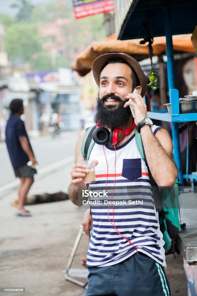 Çay Tezgahında Çay Içen Genç Sakallı Erkekler Stok Fotoğraf Stok