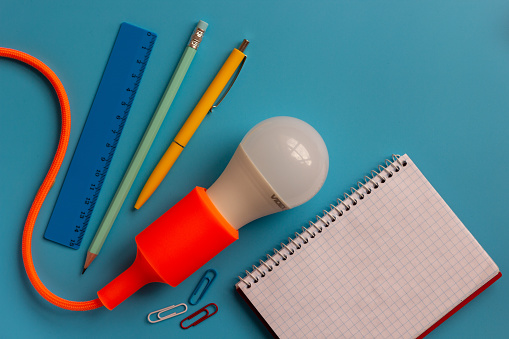 Tata Letak Kreatif Dengan Bola Lampu Notepad Pena Pensil Penggaris Pada ... Tata Letak Kreatif Dengan Bola Lampu Notepad Pena Pensil Penggaris Pada ...