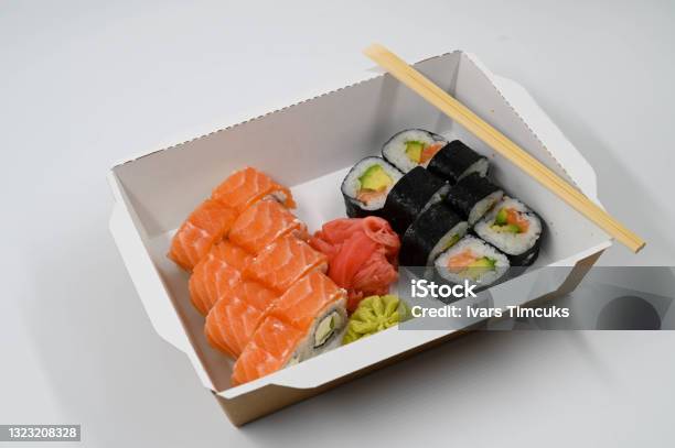 Sushi Set Dengan Jahe Merah Dan Wasabi Dalam Kotak Takeaway Pada Latar