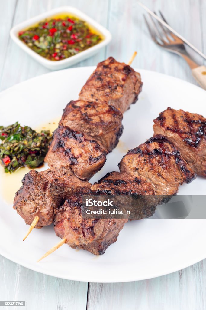 Tips Sirloin Panggang Atau Tusuk Daging Sapi Dengan Saus Chimichurri Di