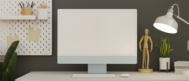 Monitor Komputer Dengan Layar Mockup Di Kantor Rumah Yang Dihiasi