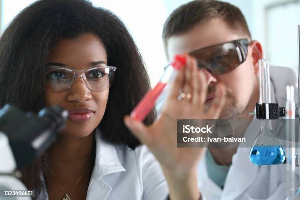 Dua Ilmuwan Melakukan Eksperimen Kimia Di Laboratorium Foto Stok ... Dua Ilmuwan Melakukan Eksperimen Kimia Di Laboratorium Foto Stok ...