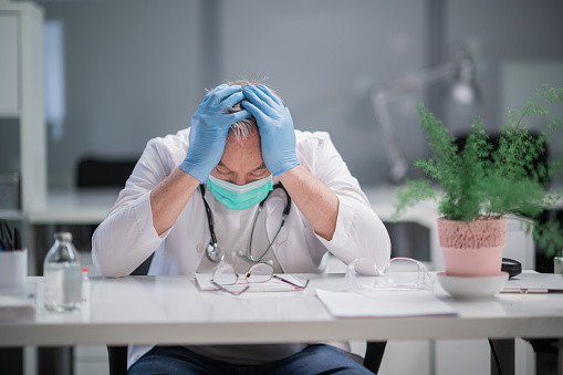 Selama Pandemi Seorang Dokter Pria Tua Sangat Lelah Dari Pekerjaan Dia ... Selama Pandemi Seorang Dokter Pria Tua Sangat Lelah Dari Pekerjaan Dia ...