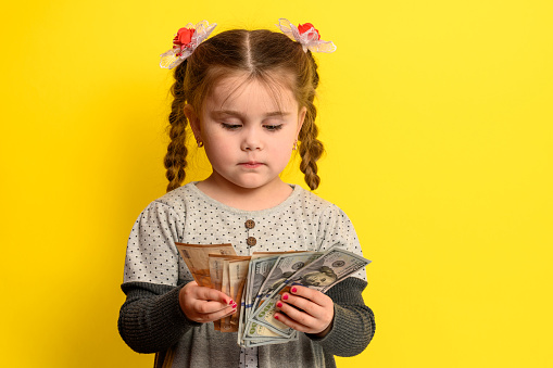 Seorang Gadis Cantik Terkejut Dengan Begitu Banyak Uang Seorang Anak ... Seorang Gadis Cantik Terkejut Dengan Begitu Banyak Uang Seorang Anak ...