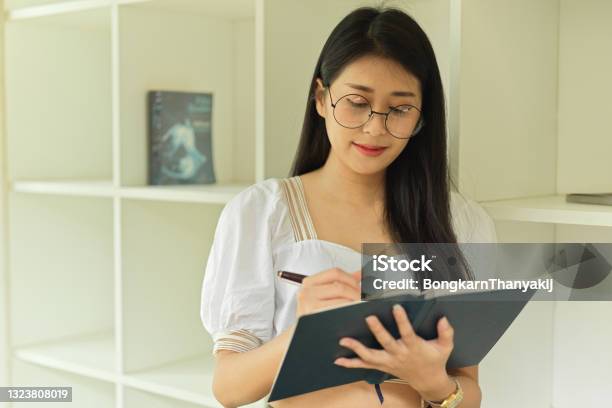Potret Setengah Panjang Wanita Dengan Kacamata Membaca Buku Di Ruang ... Potret Setengah Panjang Wanita Dengan Kacamata Membaca Buku Di Ruang ...