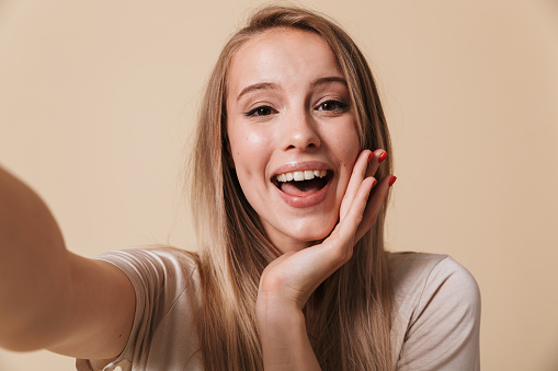 Photo Libre De Droit De Portrait Dune Jeune Fille Joyeuse Prenant Un