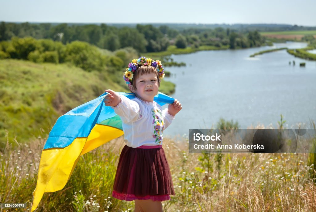 Photo libre de droit de Joyeuse Fille Ukrainienne Souriante En ... Photo libre de droit de Joyeuse Fille Ukrainienne Souriante En ...