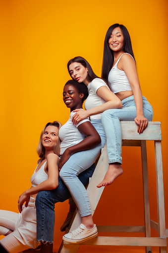 Photo Libre De Droit De Groupe De Filles Multinations Diversifiées