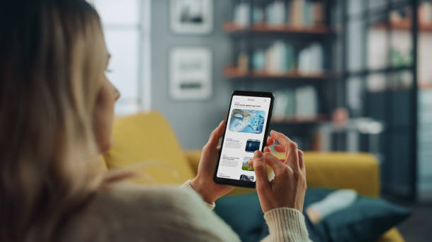 Reading On Phone Pictures | Download Free Images on Unsplash