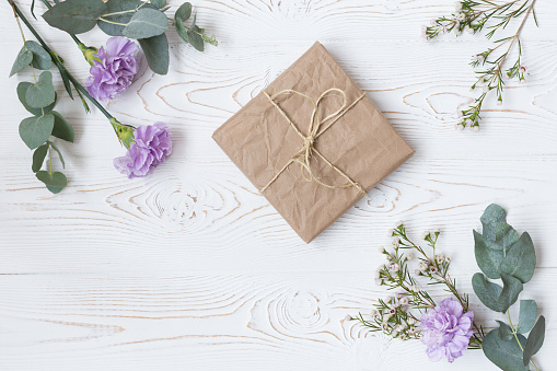 Hadiah Atau Kotak Hadiah Dibungkus Kertas Kraft Dan Bunga Ungu Di Atas ... Hadiah Atau Kotak Hadiah Dibungkus Kertas Kraft Dan Bunga Ungu Di Atas ...