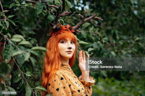 Wanita Peri Dengan Tanduk Rusa Di Hutan Musim Gugur Lukisan Wajah Foto ... Wanita Peri Dengan Tanduk Rusa Di Hutan Musim Gugur Lukisan Wajah Foto ...