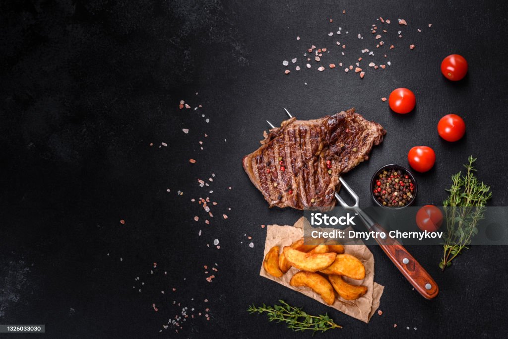 Steak Daging Sapi Segar Yang Lezat Dengan Rempahrempah Dan Rempahrempah