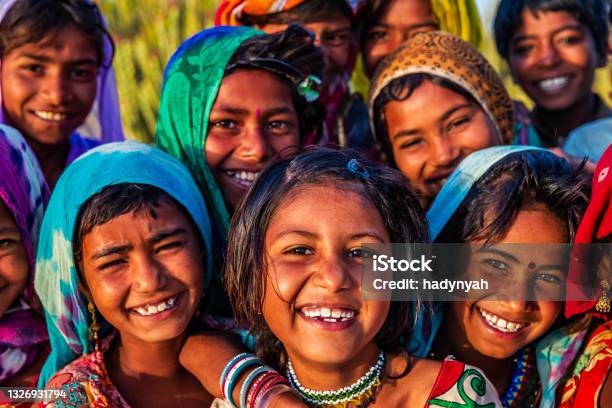 Grupo De Niños Indios Gitanos Felices Pueblo Del Desierto India Foto De