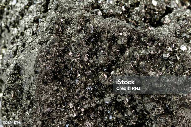 Kristal Pirit Atau Pirit Besi Pada Latar Belakang Putih Terisolasi