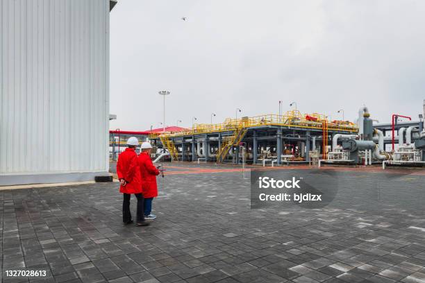 Pekerja Memotret Pabrik Kimia Dengan Drone Foto Stok - Unduh Gambar ... Pekerja Memotret Pabrik Kimia Dengan Drone Foto Stok - Unduh Gambar ...