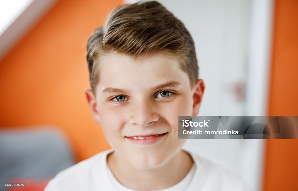 Foto De Retrato Do Garoto Da Escola Dentro De Casa Linda Criança Feliz