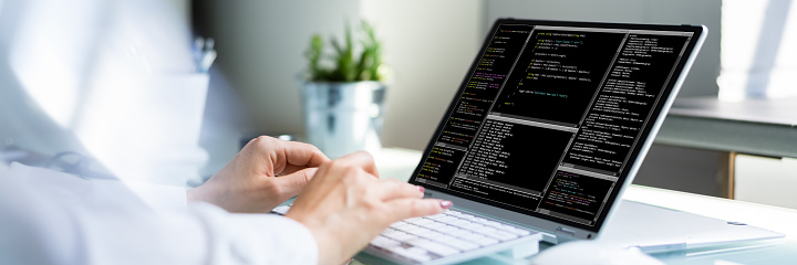 Programmer Woman Coding Coder Gadis Foto Stok Unduh Gambar Sekarang