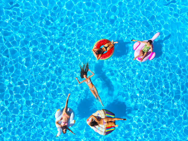 3 700 Girl Sunbathing Pool Photos Taleaux Et Images Libre De Droits