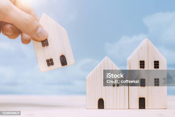 Tangan Ditempatkan Atau Pindah Model Rumah Untuk Relokasi Atau Pindah