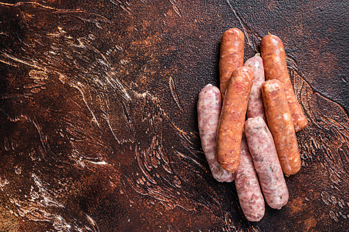 Sosis Barbekyu Mentah Chorizo Dan Bratwurst Dengan Rempahrempah Latar