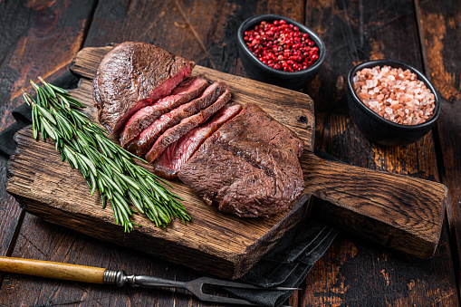 Fried Top Blade Atau Steak Daging Sapi Panggang Besi Datar Di Papan