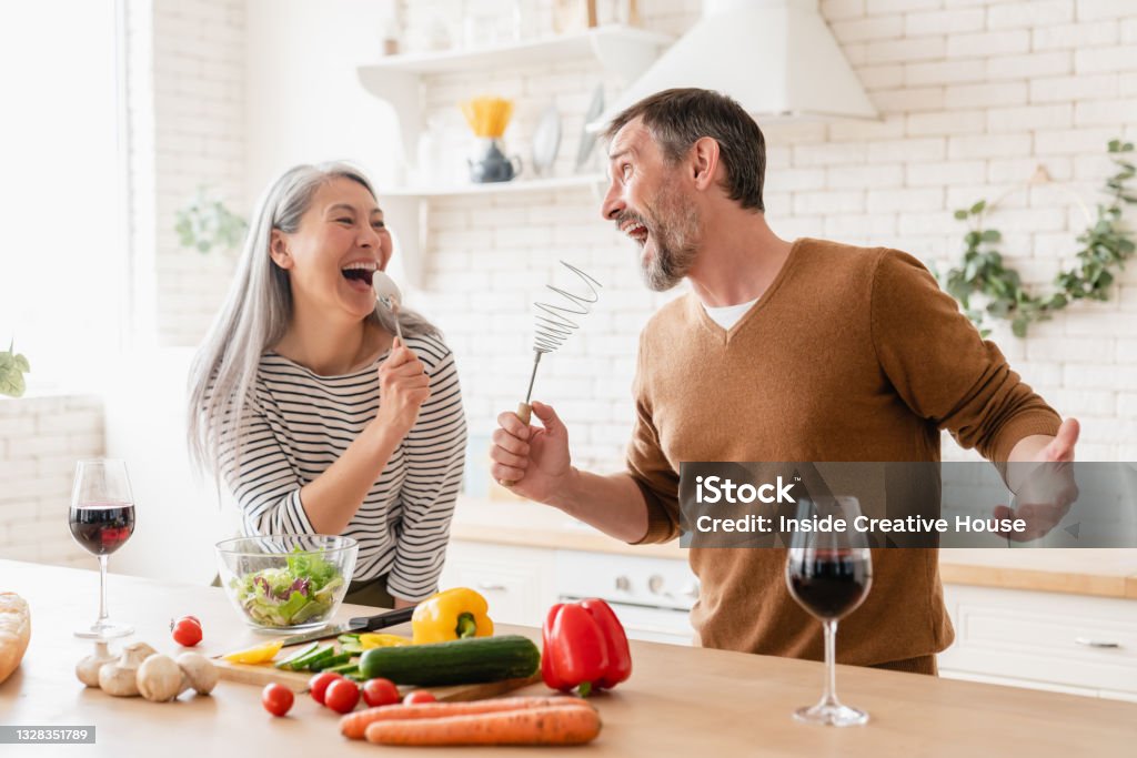 Selamat Dewasa Kaukasia Pasangan Paruh Baya Istri Keluarga Dan Suami Memasak Salad Sayuran Di