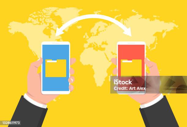 Dua Tangan Memegang Telepon Dan Mentransfer Dokumen Konsep Transfer