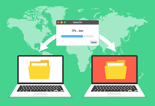 Dua Laptop Mentransfer Dokumen Konsep Transfer File Ilustrasi Vektor