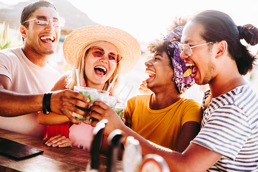 Temanteman Turis Yang Bahagia Bersorak Dengan Koktail Mojito Di Bar ... Temanteman Turis Yang Bahagia Bersorak Dengan Koktail Mojito Di Bar ...