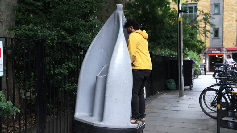 460 Men Urinating Vidéos Libres De Droit 4k Et Hd Istock