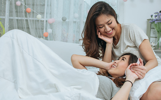 Dua Wanita Cantik Asia Atau Lesbian Berbaring Dan Bermain Bersama Di