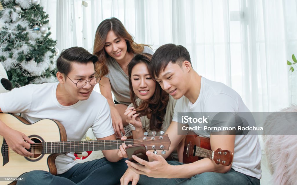 Sekelompok Orang Atau Teman Asia Mengadakan Pesta Bernyanyi Dan Menari ... Sekelompok Orang Atau Teman Asia Mengadakan Pesta Bernyanyi Dan Menari ...