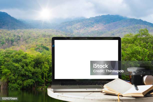 Mockup Komputer Laptop Dengan Layar Kosong Dengan Kamera Notebook