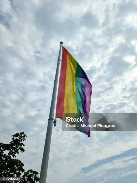 Bendera Kebanggaan Pelangi Di Tiang Bendera Simbol Komunitas Lgbt Dalam