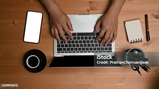Di Atas Lihat Tangan Manusia Mengetik Pada Keyboard Komputer Laptop