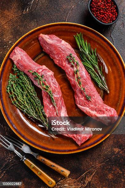 Steak Daging Sapi Sisi Mentah Di Atas Piring Latar Belakang Gelap