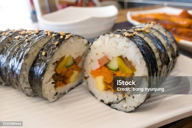 Irisan Nasi Rumput Laut Makanan Korea Gulung Kimbap Foto Stok - Unduh ... Irisan Nasi Rumput Laut Makanan Korea Gulung Kimbap Foto Stok - Unduh ...